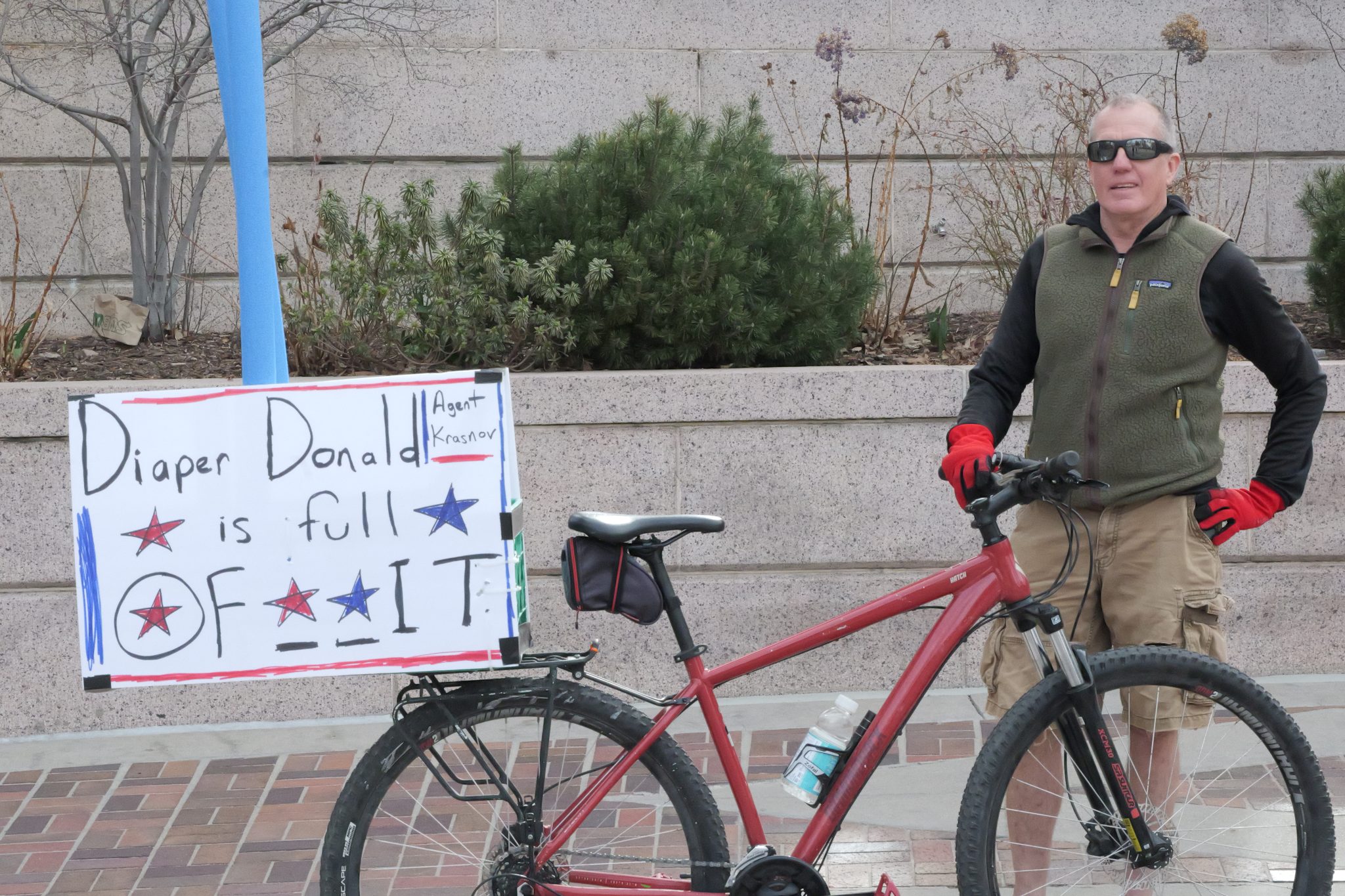 Sanders and AOC Draw Largest Crowd For a Political Rally in Colorado ...